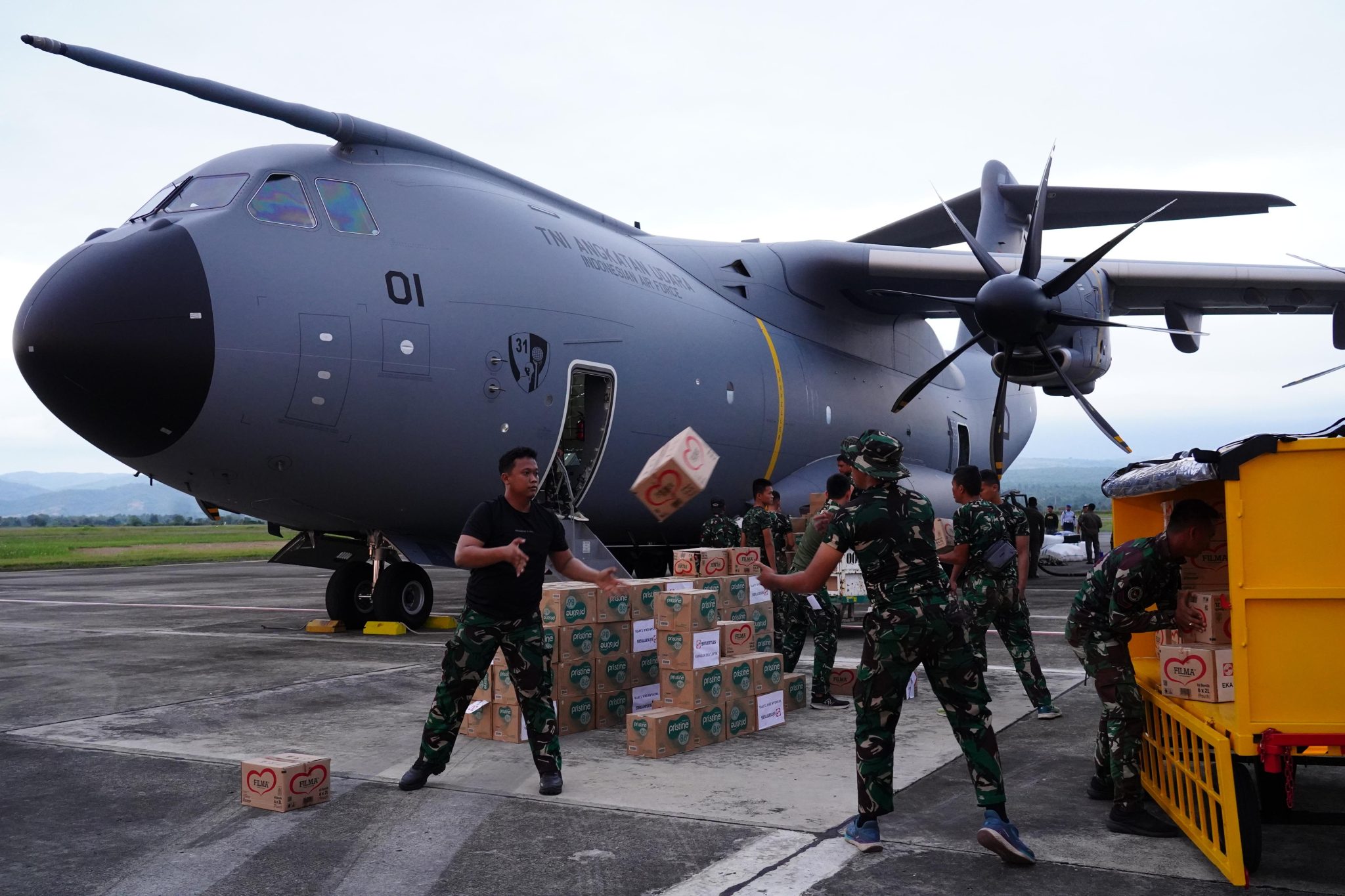 Mendarat di Lanud SIM, Pesawat Airbus A-400 TNI AU bawa 24 Ton Bantuan ...